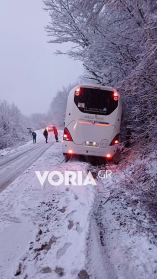 Νάουσα: Επιχείρηση απεγκλωβισμού από τα «3-5 Πηγάδια» -Κόλλησαν στο χιόνι τουριστικά λεωφορεία ...